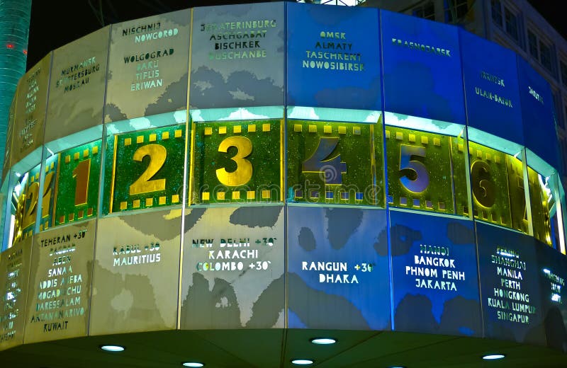 Reloj mundial por noche imagen de archivo editorial. Imagen de ...