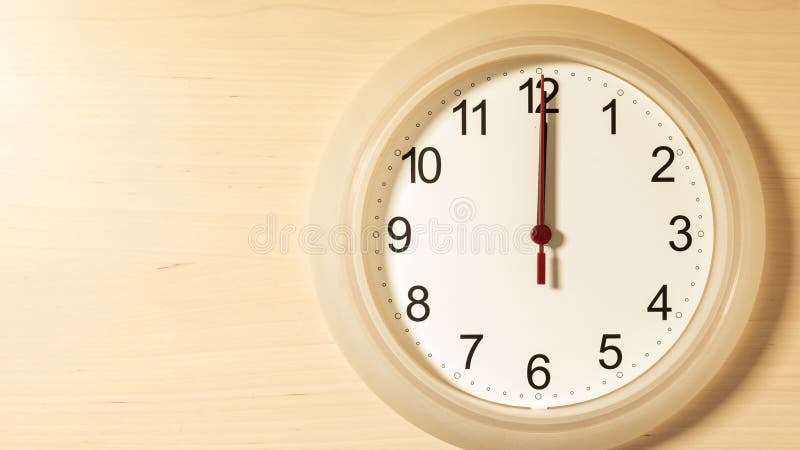 Reloj Que Hace Tictac Mostrando Doce Horas Foto de archivo - Imagen de ...