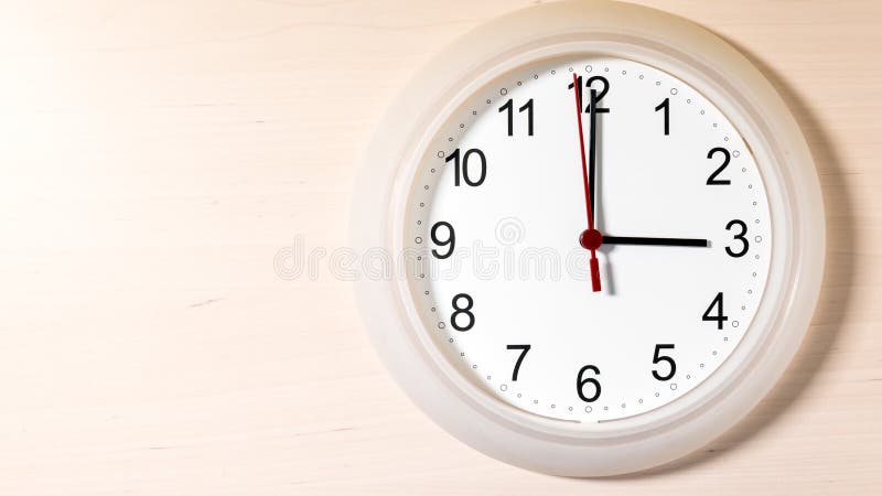 Reloj Que Hace Tictac Mostrando Tres Horas Imagen de archivo - Imagen ...