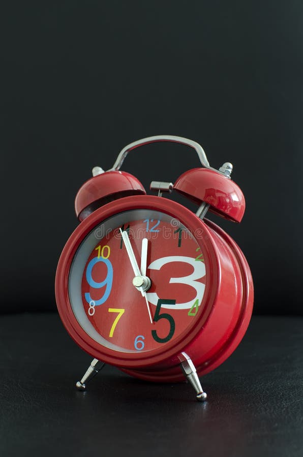 Reloj rojo foto de archivo. Imagen de metal, hora, negro - 24848024