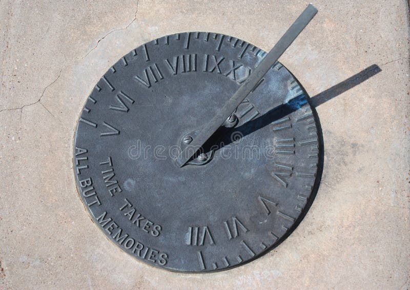 Reloj solar foto de archivo. Imagen de brillante, travieso - 8654526