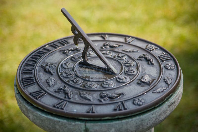 Reloj solar con el zodiaco imagen de archivo. Imagen de meses - 36727463