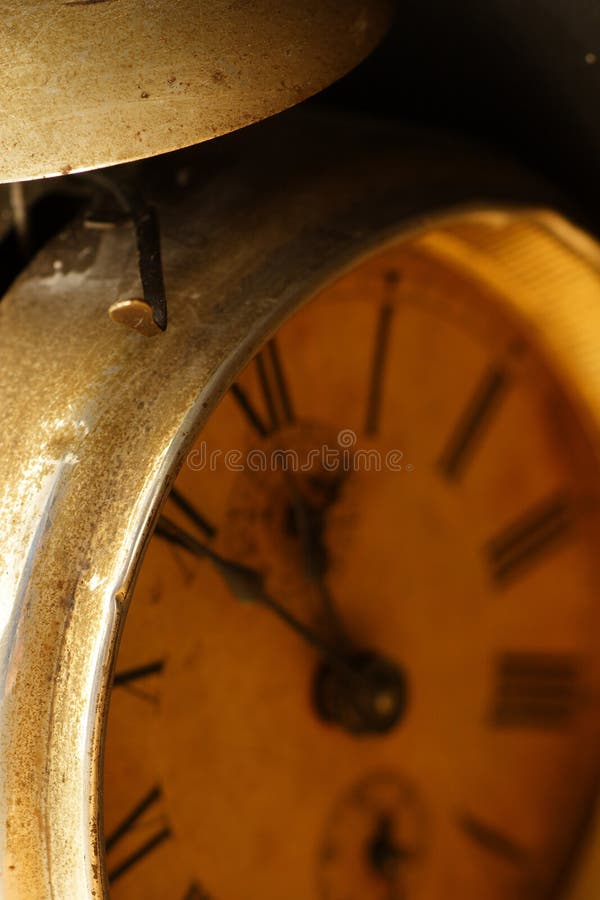 Reloj viejo imagen de archivo. Imagen de edad, metal, marcar - 1512897