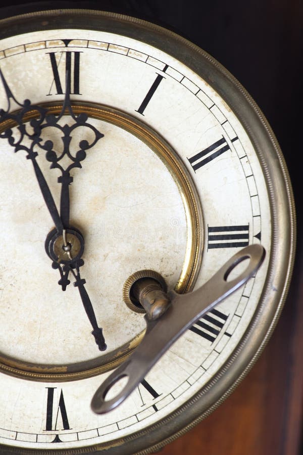 Reloj De Pared Antiguo Viejo Aislado En Blanco Imagen de archivo ...