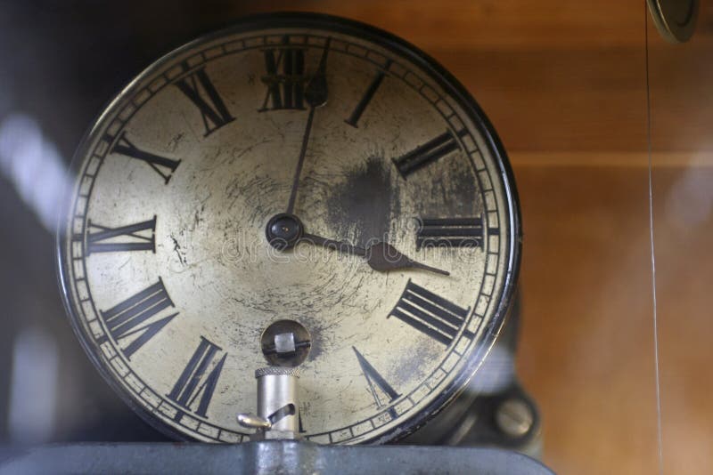 Reloj viejo imagen de archivo. Imagen de minuto, metal - 7562053