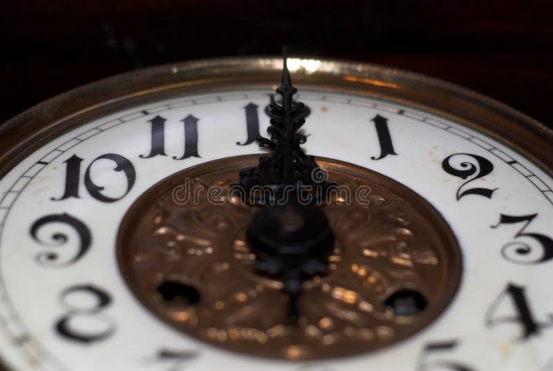 Reloj viejo de medianoche imagen de archivo. Imagen de exacto - 78006349