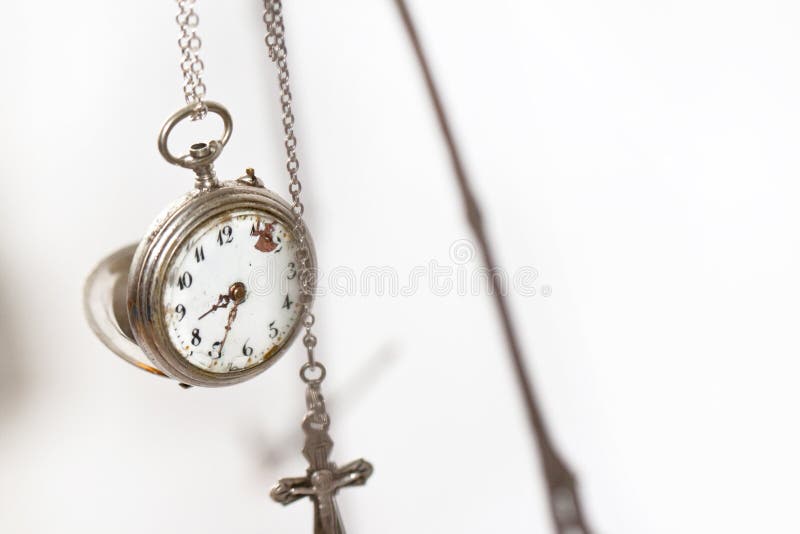 Reloj y cruz imagen de archivo. Imagen de elegancia, aislado - 13525193