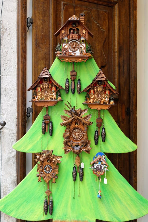 Relojes De Cuco De Madera Coloridos Tradicionales Foto de archivo ...