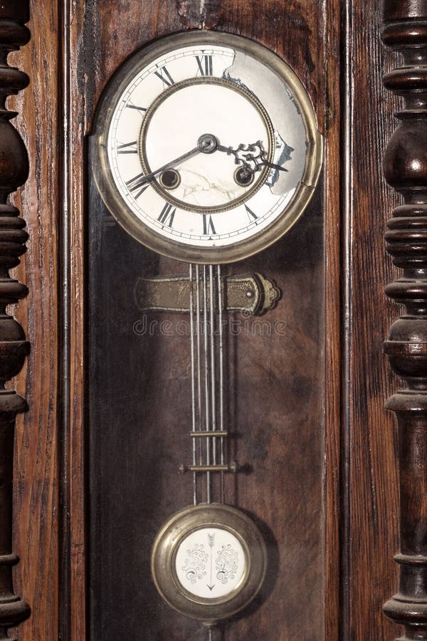 Relojes viejos del vintage foto de archivo. Imagen de reloj - 74658924