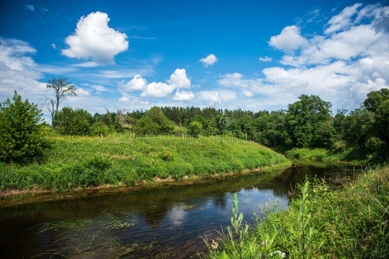 Relva E Nuvens Do Rio Abava Foto de Stock - Imagem de paisagem, verde ...