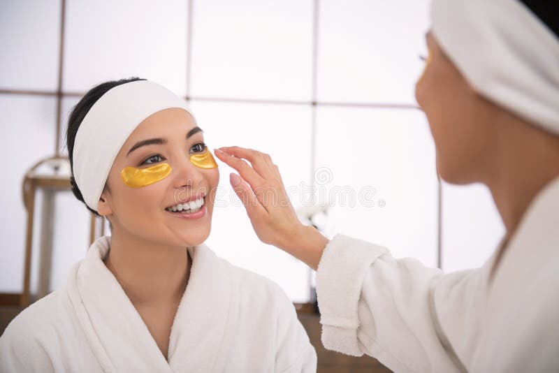 Remiendos Alegres Del Ojo De La Mujer Que Llevan Joven Imagen de ...
