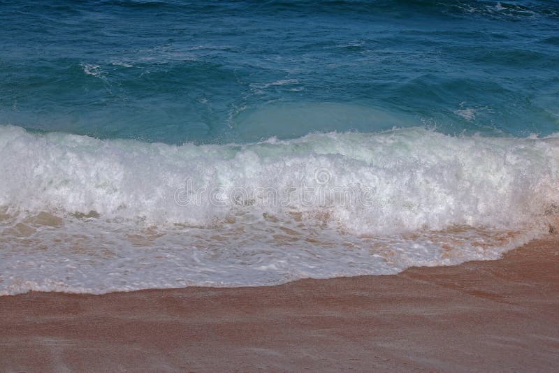 REMOINHO NA PRAIA COM ONDA DE QUEBRA Foto de Stock - Imagem de azul ...