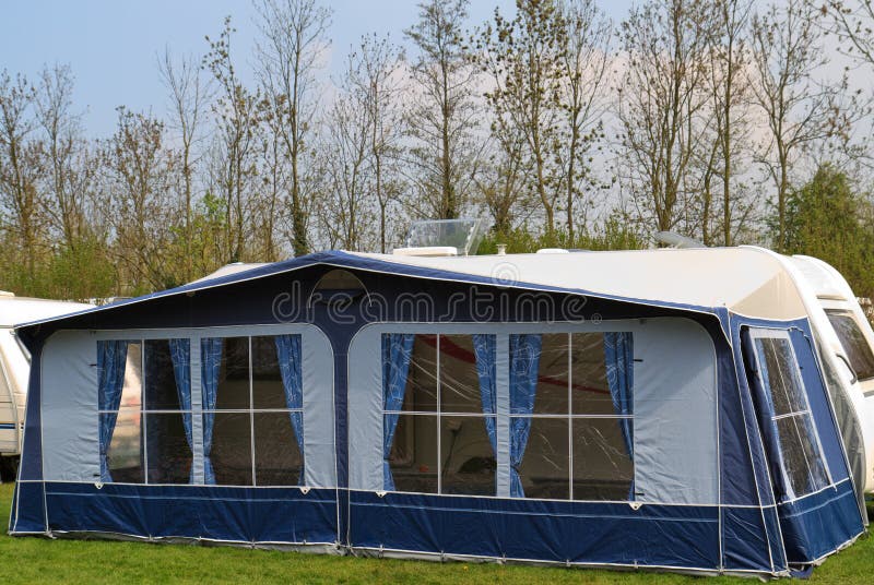 Remorque De Course Avec La Tente 1 De Tente Image stock - Image du ...