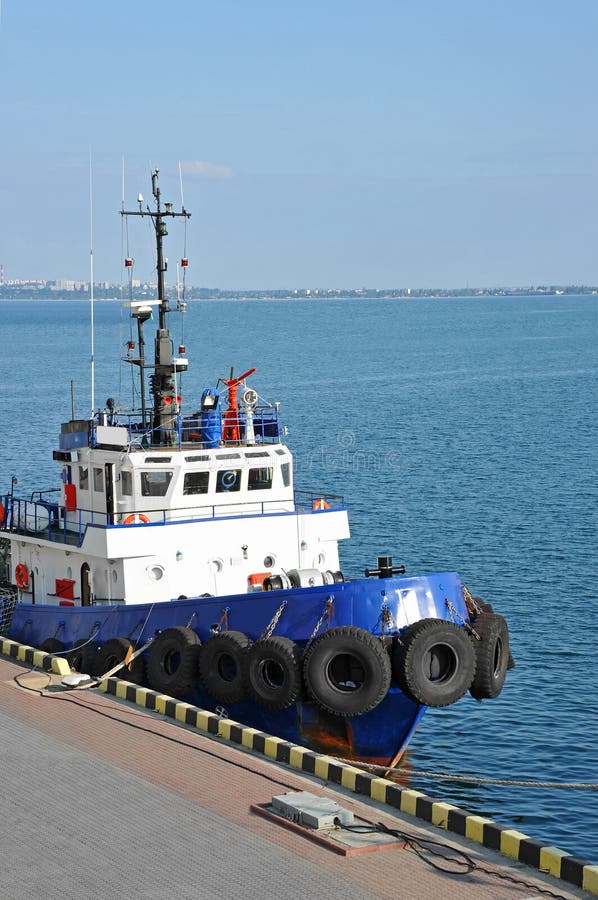 Remorqueur Dans Le Bord Du Quai De Port Photo stock - Image du amarrage ...