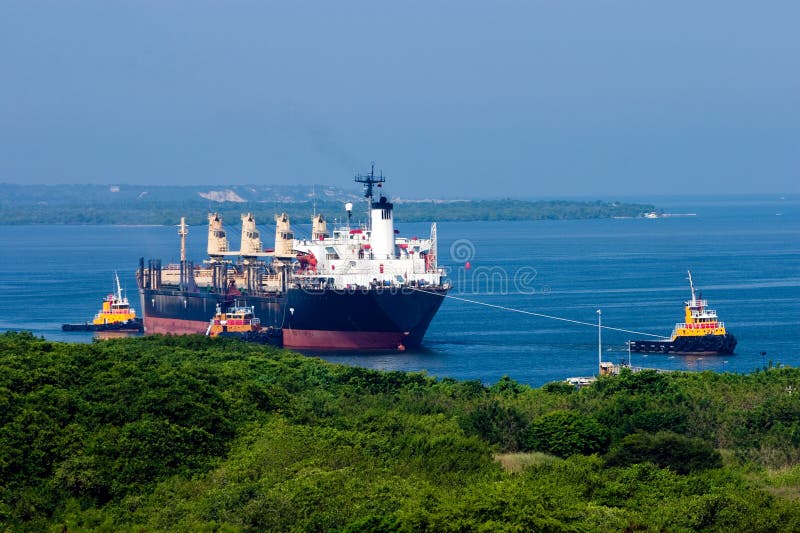 Remorqueur Remorquant Un Navire Photo stock - Image of remorqueur, port ...