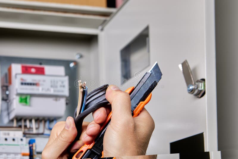 Removal Jacketing from Three-phase, Four-wire Electrical Cable for ...