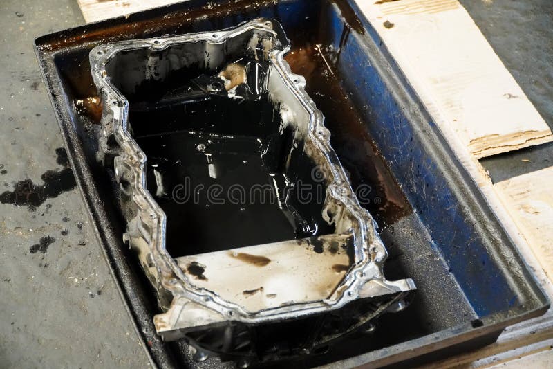 Remove Car Engine Oil,Changing the Oil in a Car Engine. Discharge of ...