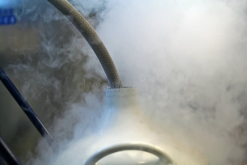 Remplissage D'azote Liquide Image stock - Image du refroidissement ...