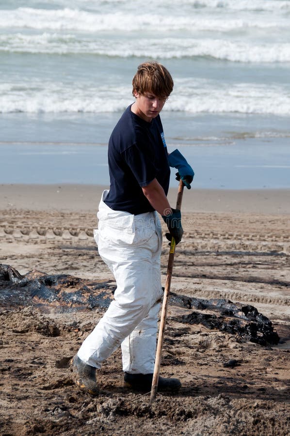 Rena Oil Spill Clean Up Workers Editorial Image - Image of shipping ...