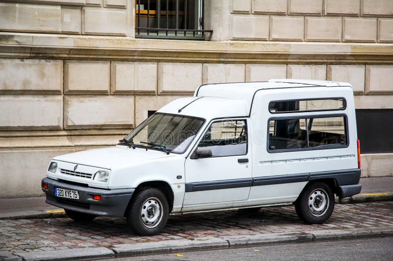Renault Express photo éditorial. Image du monospace - 121804736