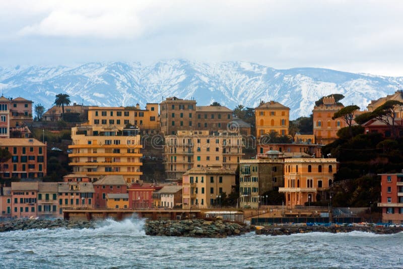 Renferme La Mer Ligurienne De Montagnes Image stock - Image du côtes ...