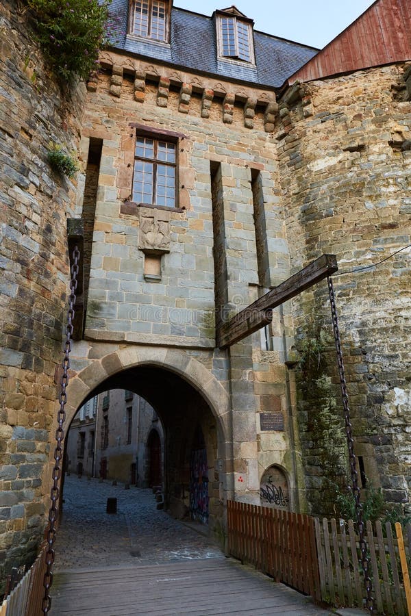 Torens En Ophaalbrug Van Het Angevine-kasteel, Angers, Frankrijk Stock ...
