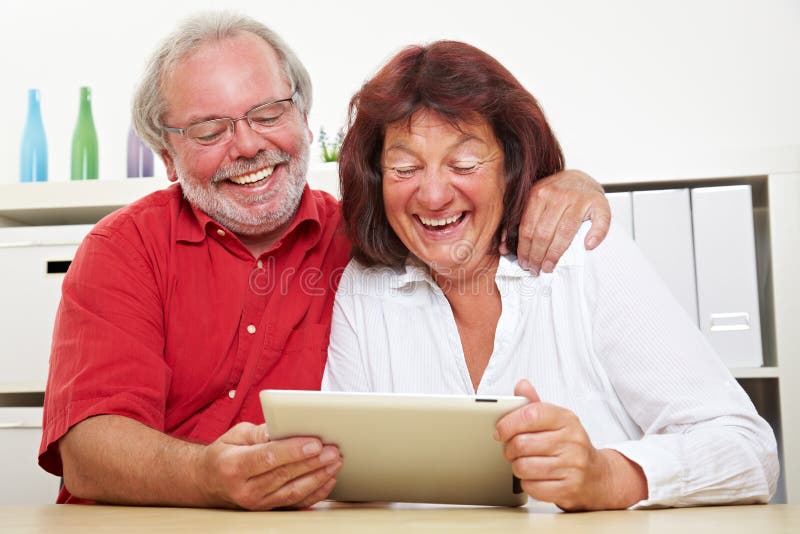 Lachende Senioren Daumen Hoch Halten Stockfoto - Bild von positiv ...