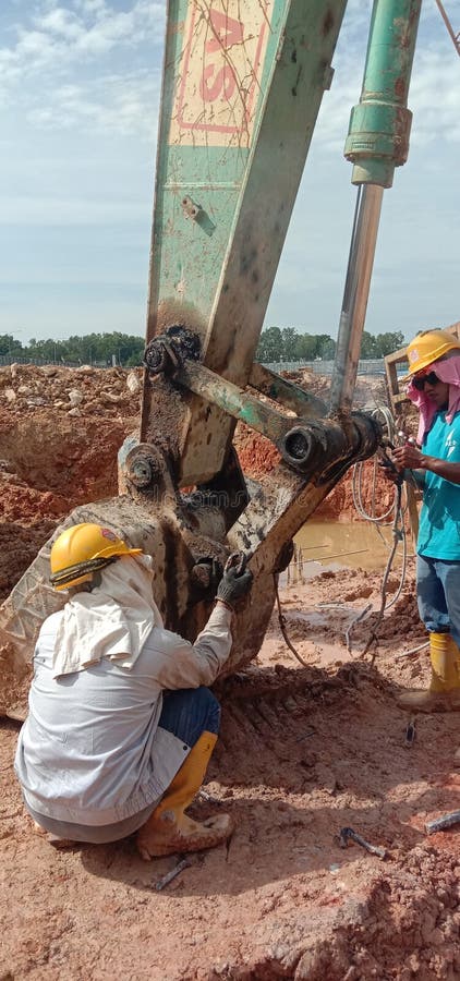 Repair Excavator Bucket editorial photography. Image of tree - 295206797