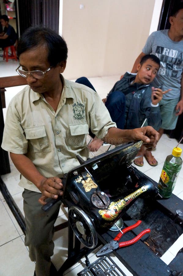 Repair sewing machine editorial stock image. Image of solo - 48663829