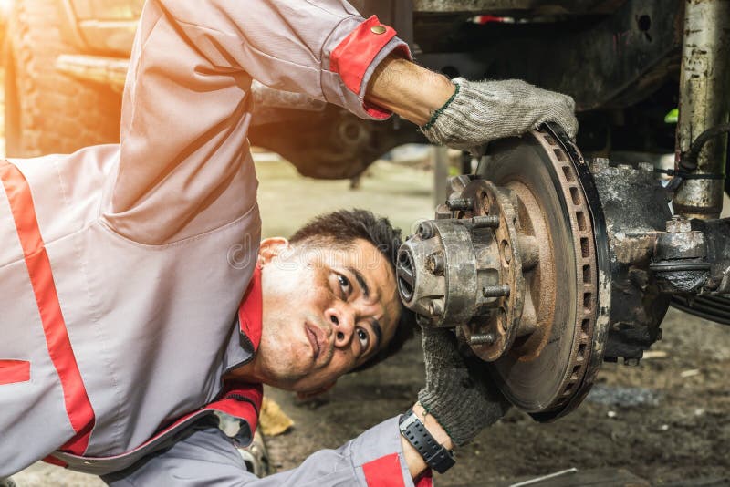 Reparando o freio do carro foto de stock. Imagem de sobressalentes ...