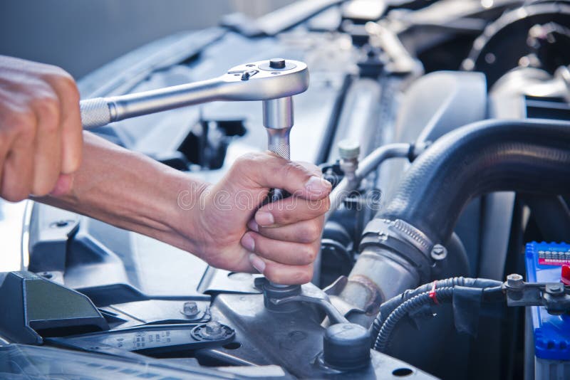 Reparieren eines Autos stockbild. Bild von overalls, schwarzes - 77498481