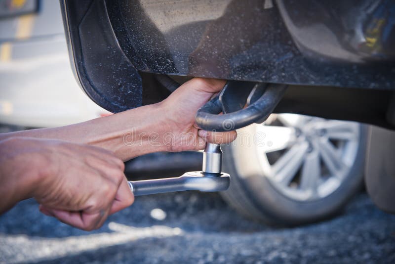 Reparieren eines Autos stockbild. Bild von wartung, techniker - 77561891