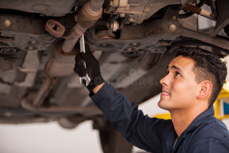 Reparieren Eines Autos an Einer Kfz-Werkstatt Stockbild - Bild von ...