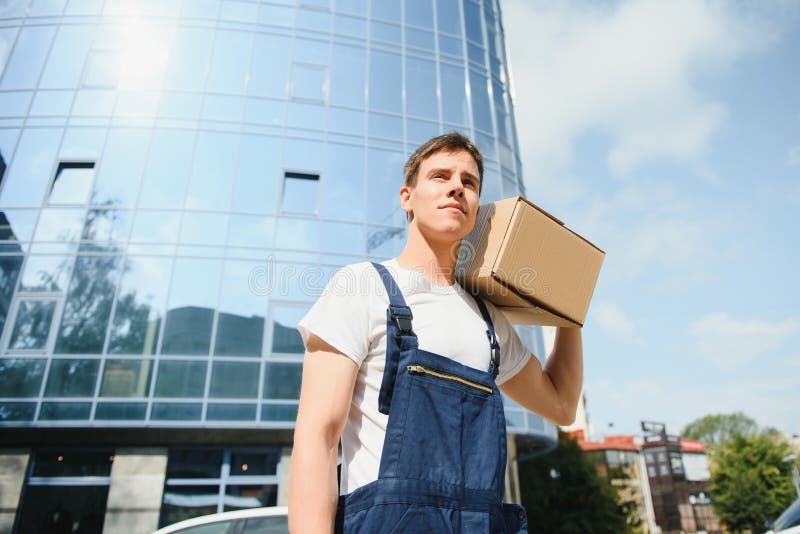 Repartidor feliz con caja imagen de archivo. Imagen de exterior - 238741315