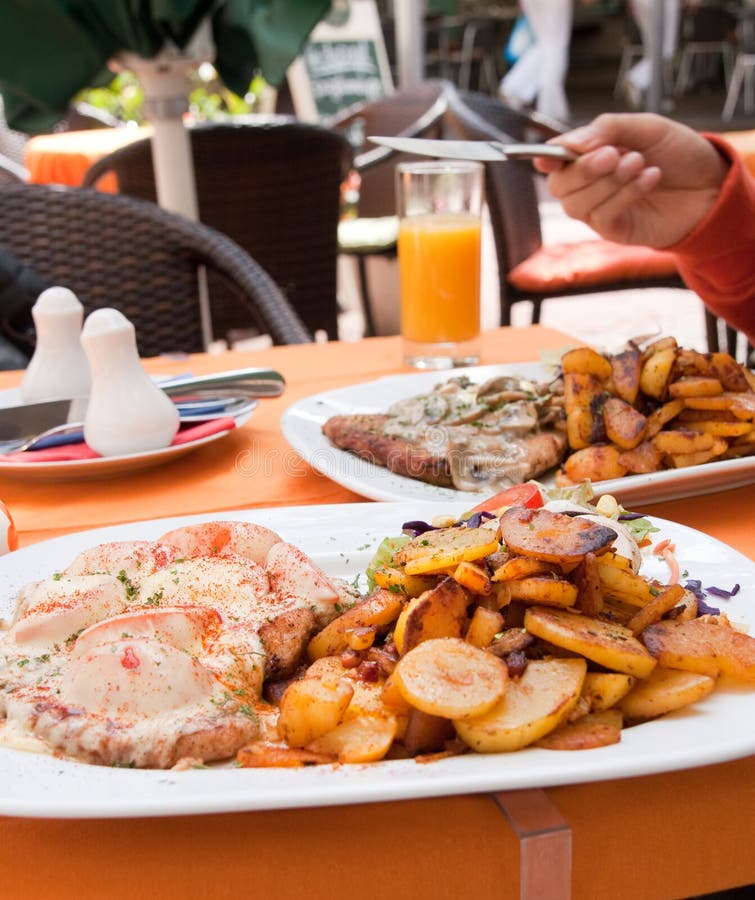 Repas allemand image stock. Image du champignon, table - 10312071