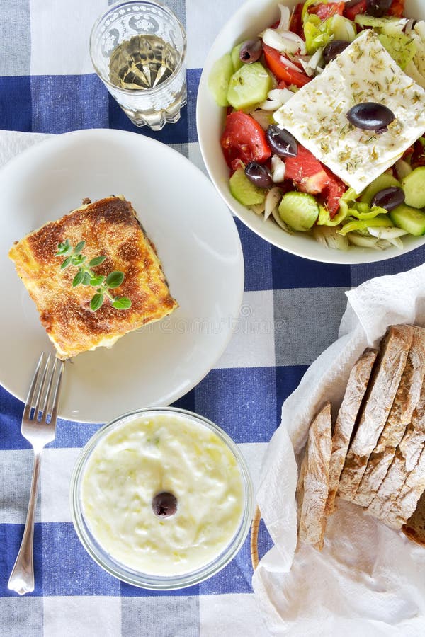 Repas Grec Avec Des Frites Salade Et Baklava De Plateau De Gryos ...
