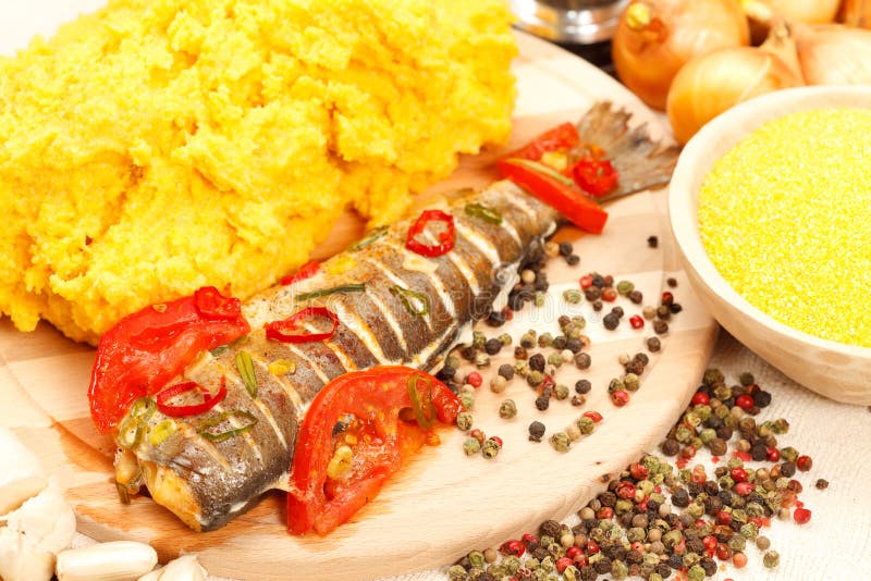 Table Dinante Roumaine Traditionnelle Photo stock - Image du homemade ...