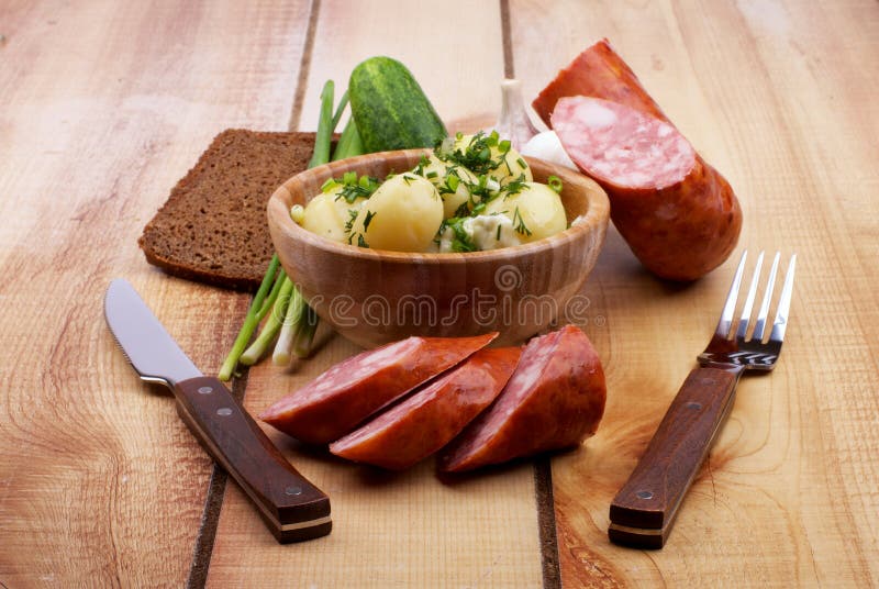 Repas simples image stock. Image du fond, verts, saucisse - 32283635