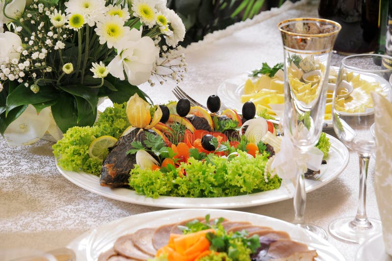 Sur Une Table Il Y a Beaucoup De Nourriture. Image stock - Image du ...