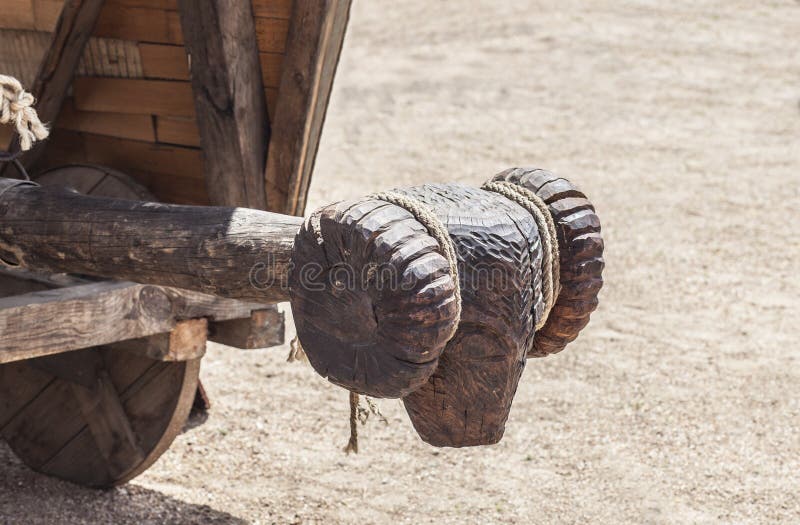 Stormram En Belegeringstoren in Een Woestijn Bij Avond Stock Afbeelding ...