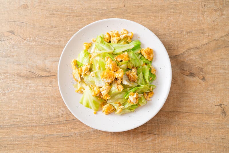 Repollo Asado Casero Con Huevo Imagen de archivo - Imagen de casero ...