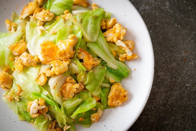 Repollo Asado Casero Con Huevo Foto de archivo - Imagen de dieta ...