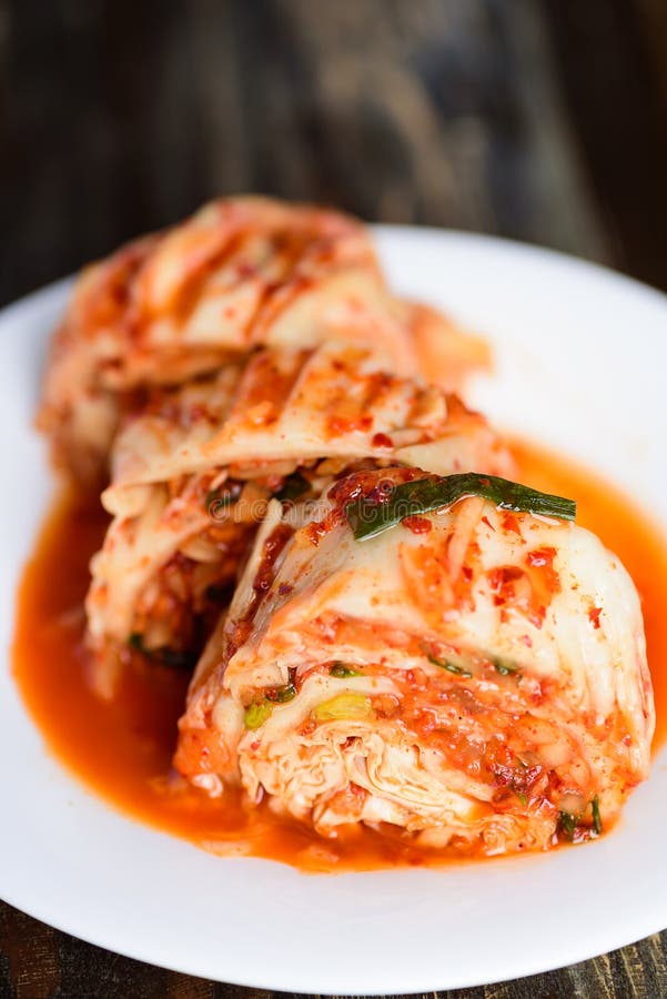 Repollo De Kimchi Con Ingredientes Sobre Una Mesa De Madera Foto de ...