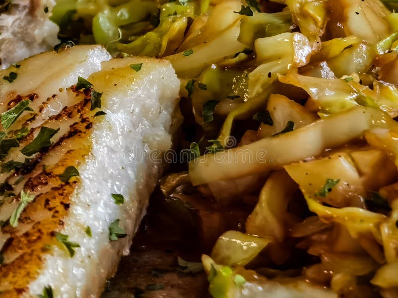 Repollo frito con pescado imagen de archivo. Imagen de carne - 225384425