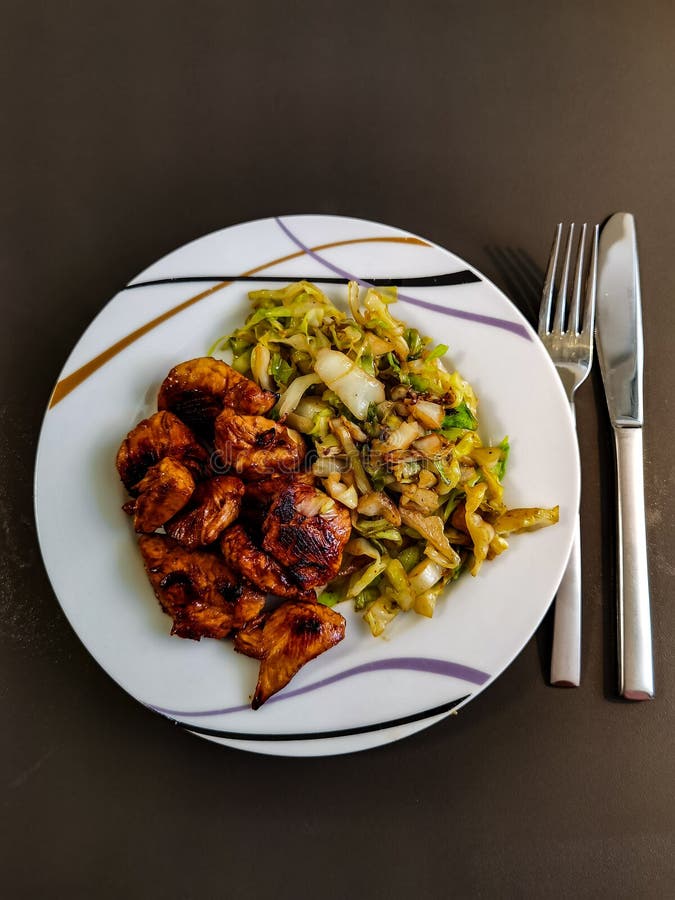 Repollo frito con pollo imagen de archivo. Imagen de planta - 225384443