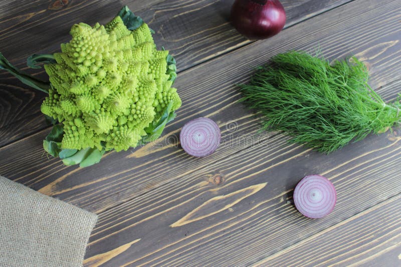 Repollo Romano, Cebolla Y Eneldo Sobre Un Fondo De Madera Imagen de ...