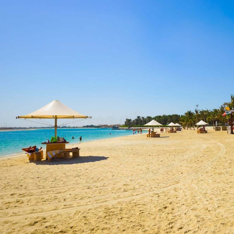 Repos de plage image éditorial. Image du parapluies, vert - 32723855