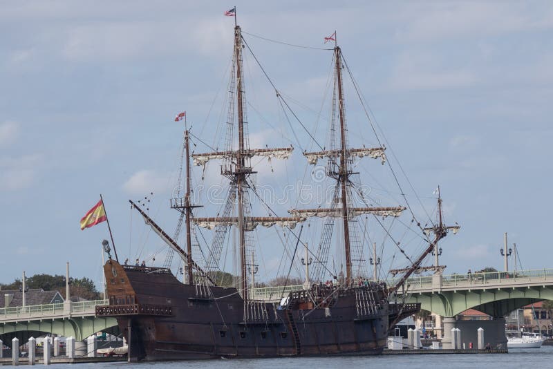 Reproduction D'un Galion Espagnol Au Port D'Alicante, Espagne Photo ...