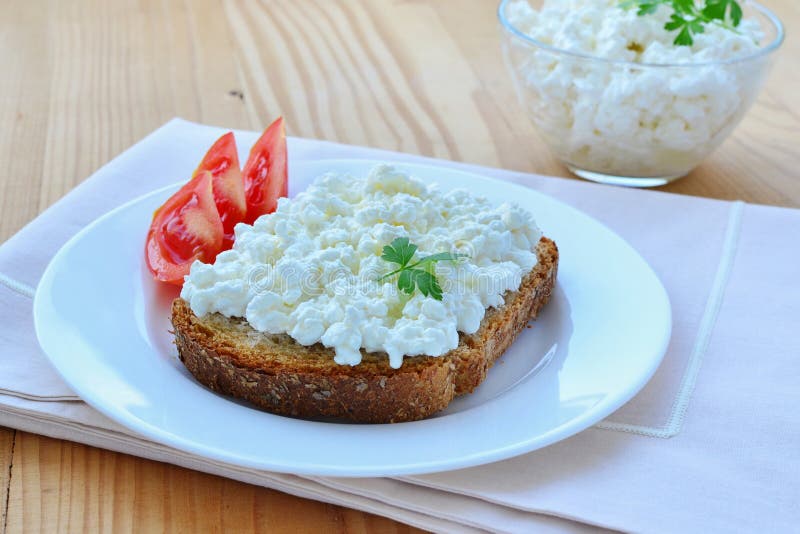 Requesón En Una Rebanada De Pan Integral Con Los Tomates Foto de ...