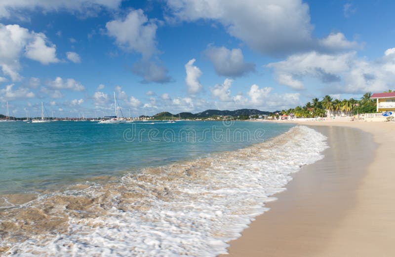 Resaca En Una Playa Del Caribe Foto de archivo - Imagen de nubes ...